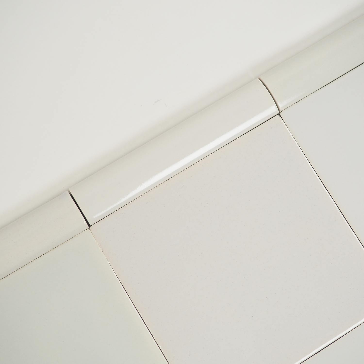 Trim E by Poarte – Plain white Delft trim tiles